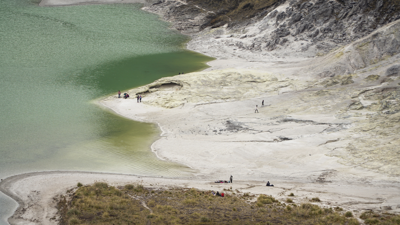 Descubre el lago volcánico de aguas verdes, una de las maravillas ...