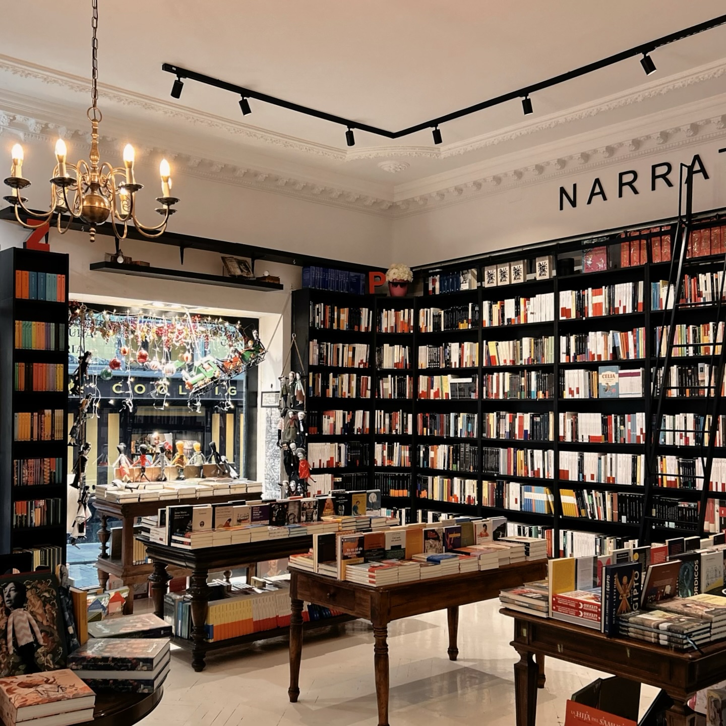 10 cafés-librerías en Madrid: dónde disfrutar de buen café y buenos libros