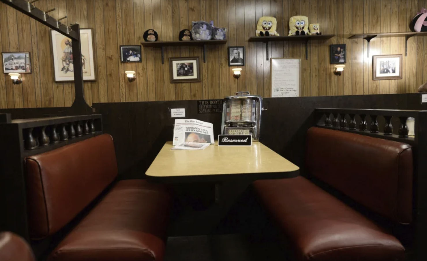 La mesa de la escena final de 'Los Soprano' sale a subasta y la gente se vuelve loca con las ...