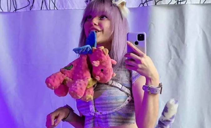 Una 'streamer' se identifica como perro: duerme en una jaula, hace sus ...