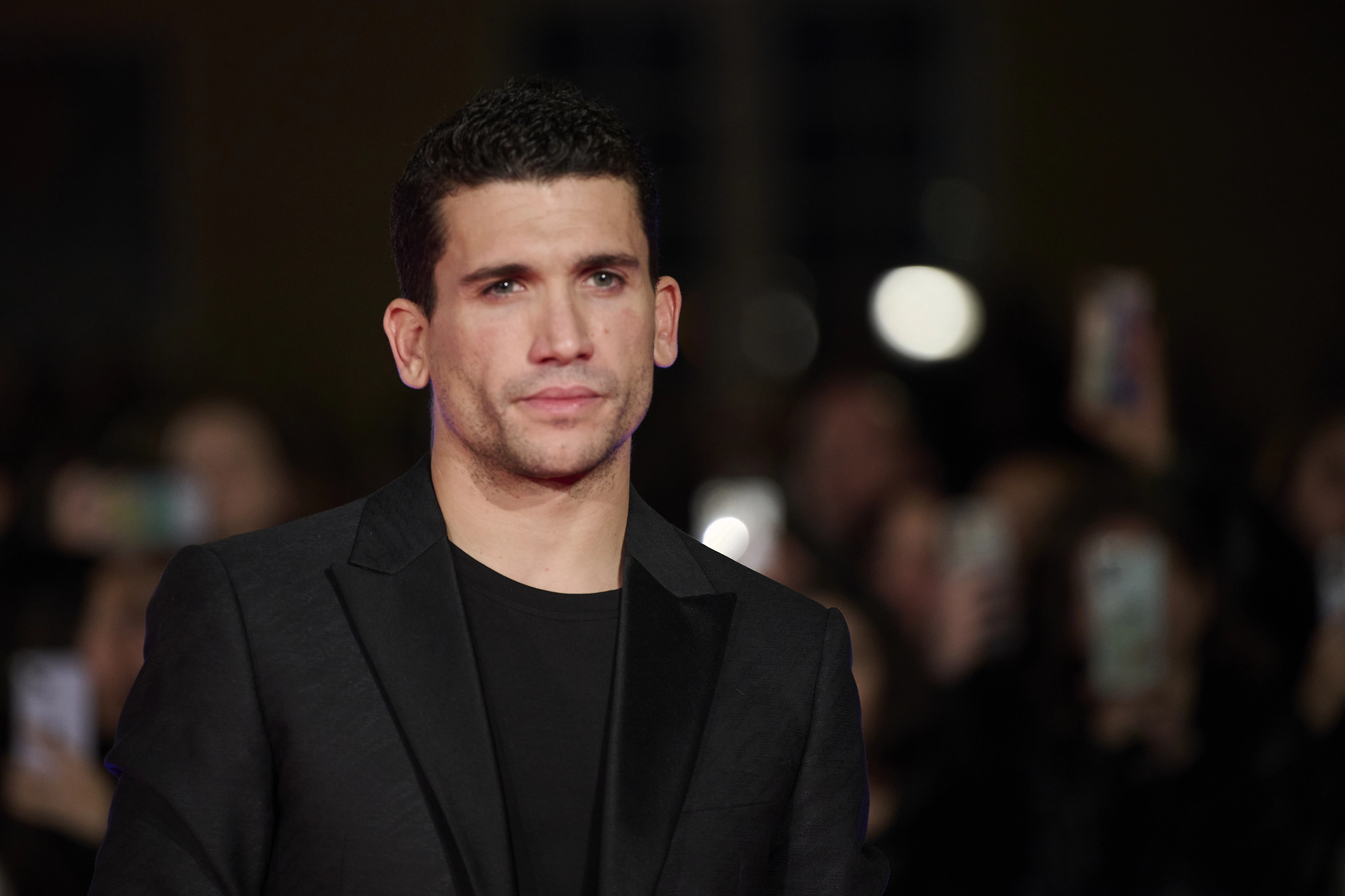 Jaime Lorente pide a sus seguidores homófobos que le dejen de seguir ...