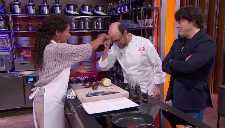El momentazo de Choco y Santiago Segura en 'MasterChef': "Mi mano quiere irse a su calva"