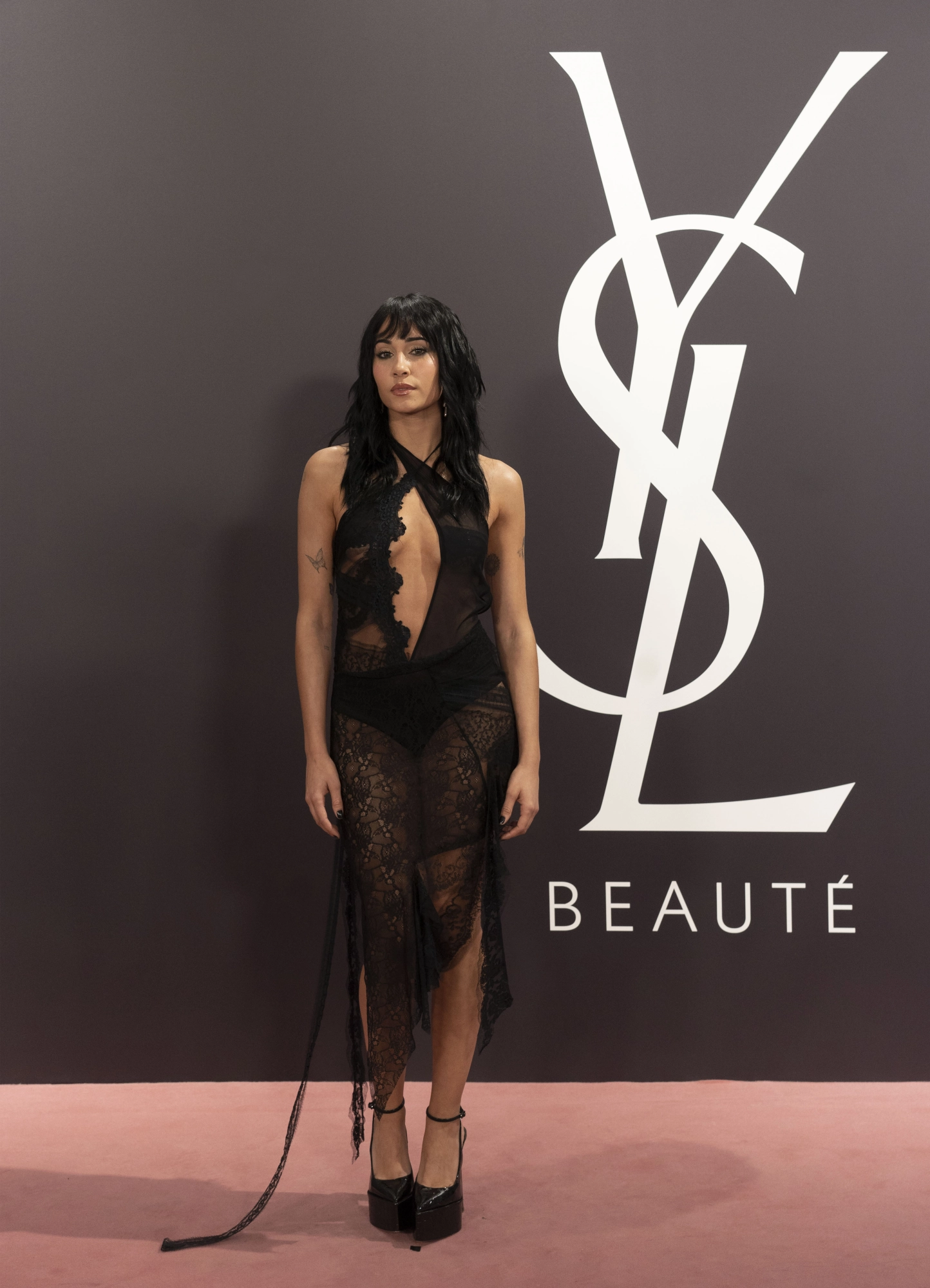 Aitana defiende las transparencias extremas con un vestido negro y ropa ...