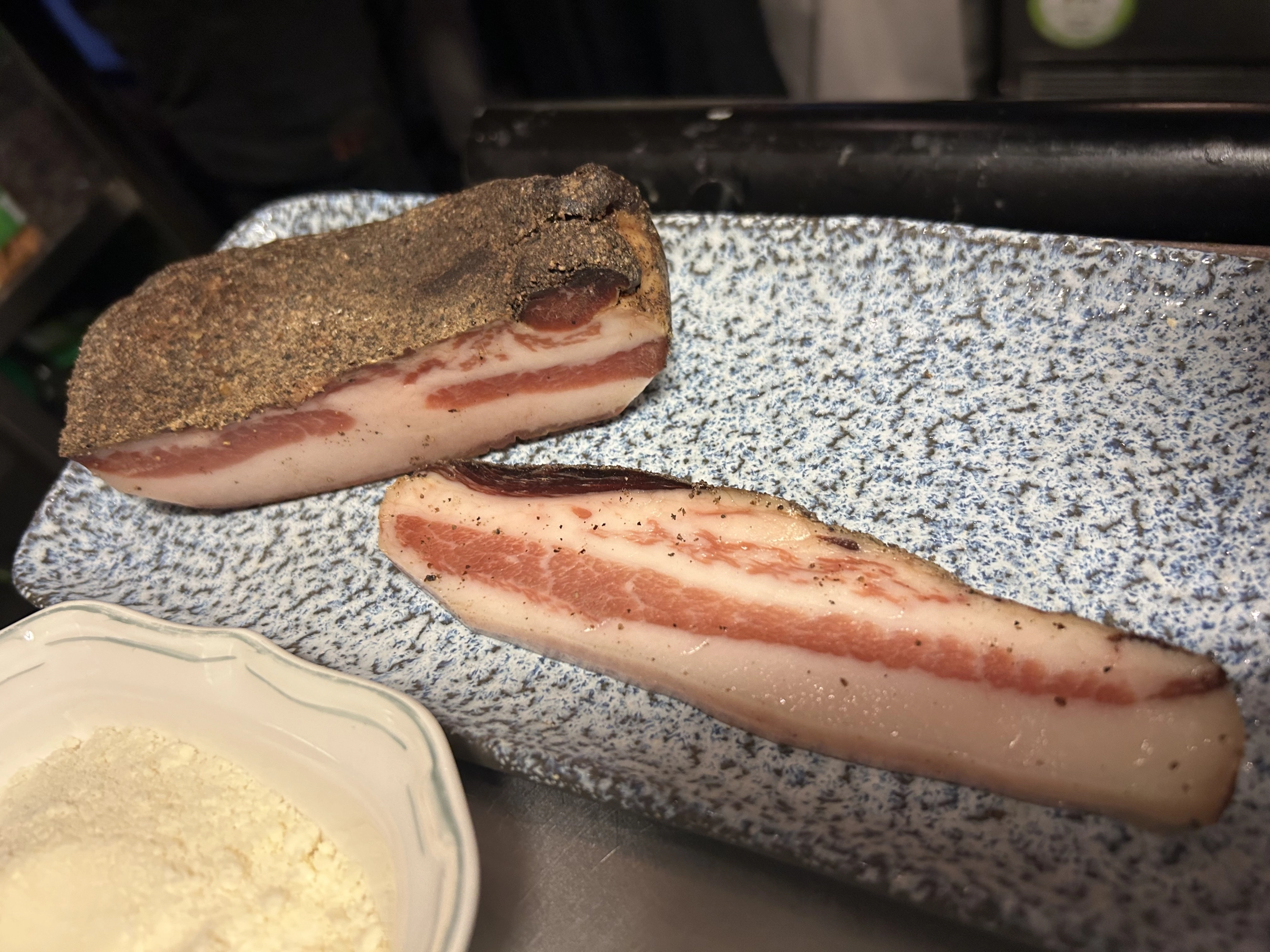 Diferencias entre guanciale y beicon: ¿qué usos tiene cada uno en la cocina?