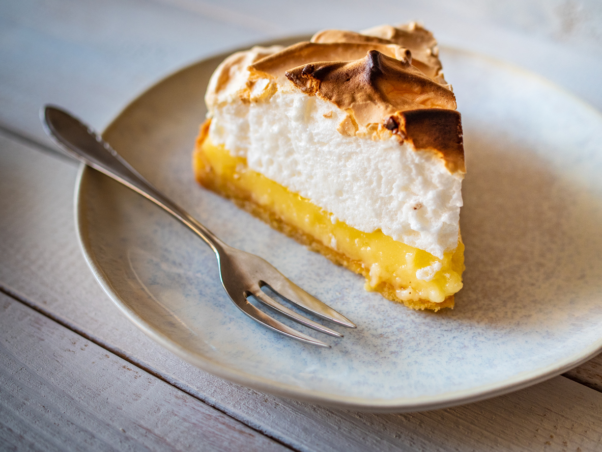 Tarta de limón con merengue, un postre delicioso por tres euros la ración