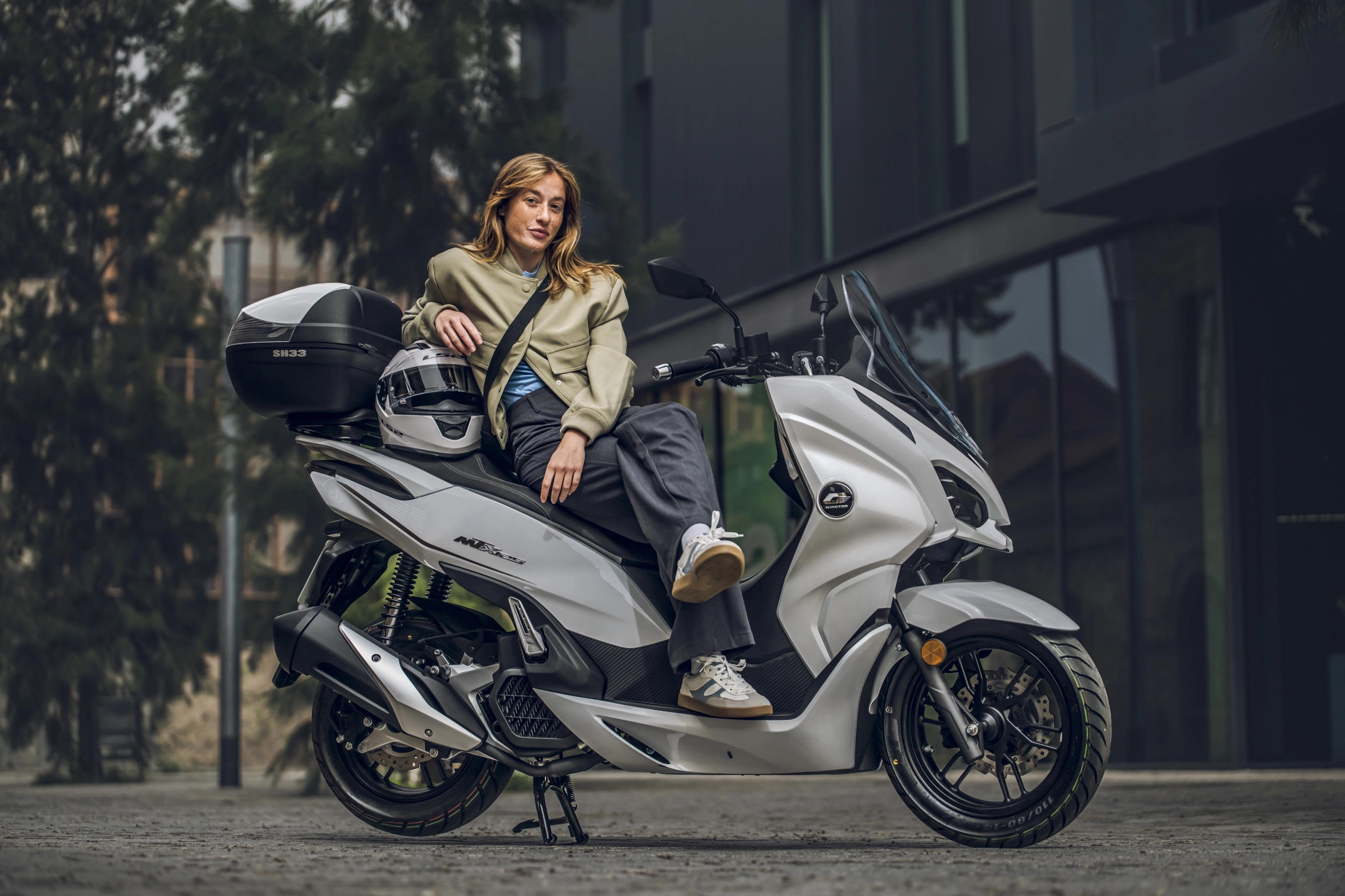 Scooter con tecnología Mild-Hybrid, 15 CV y por 2.999 euros: así es el QJ Motor MTX 125