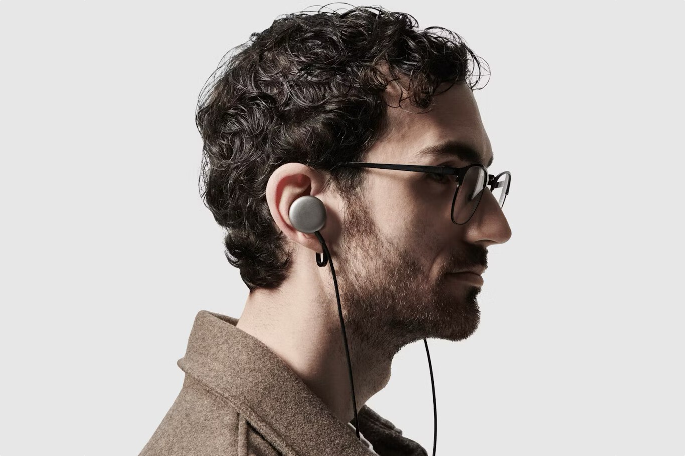 La última moda en el sector de la IA son los excéntricos auriculares ...