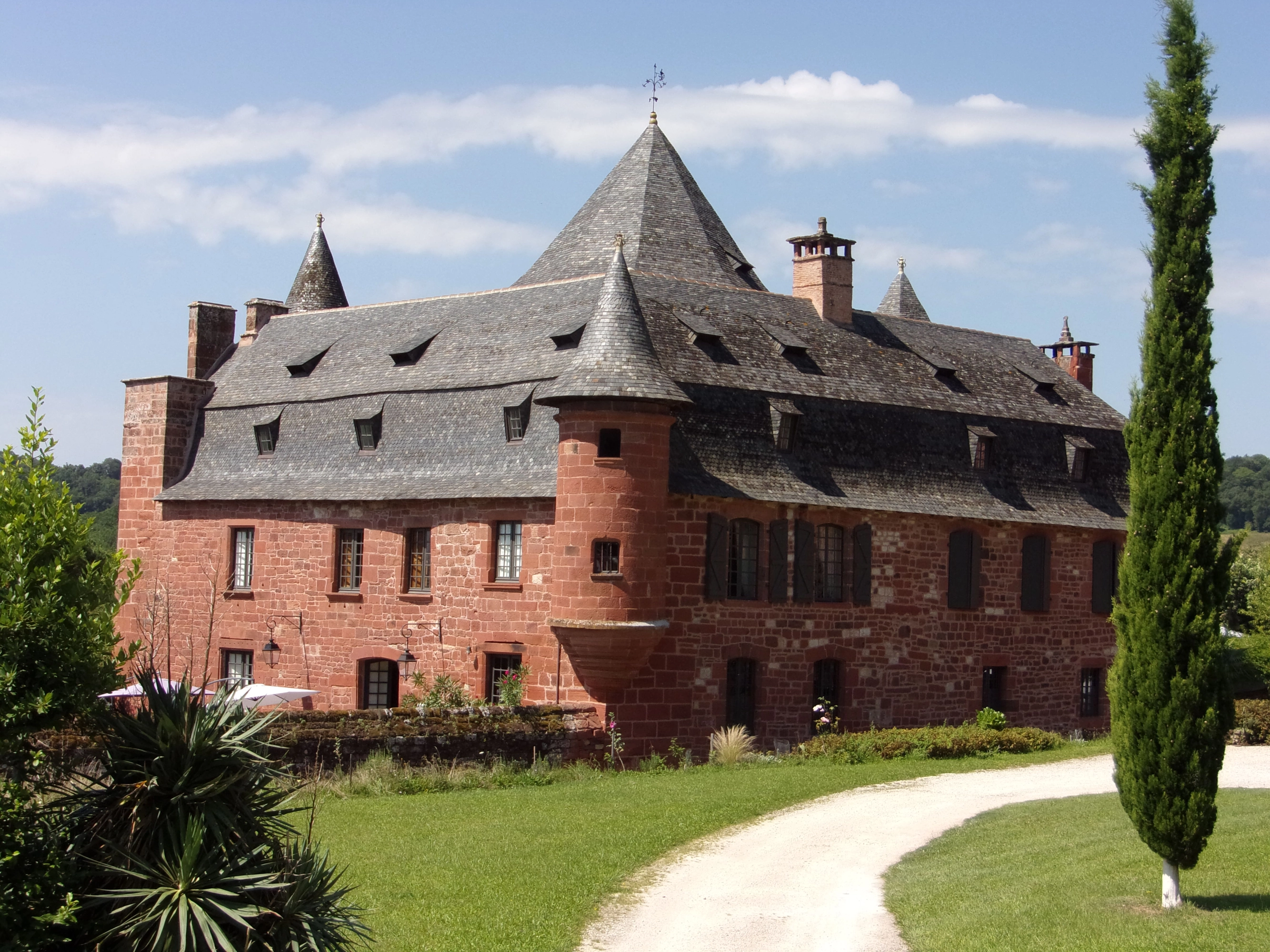 Collonges-la-Rouge, el pueblo teñido de rojo que se ha convertido en ...