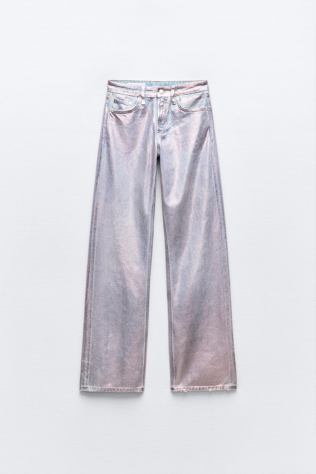 Nuria Roca tiene los jeans joya holgados que elevarán cualquier look casual en las cenas de verano