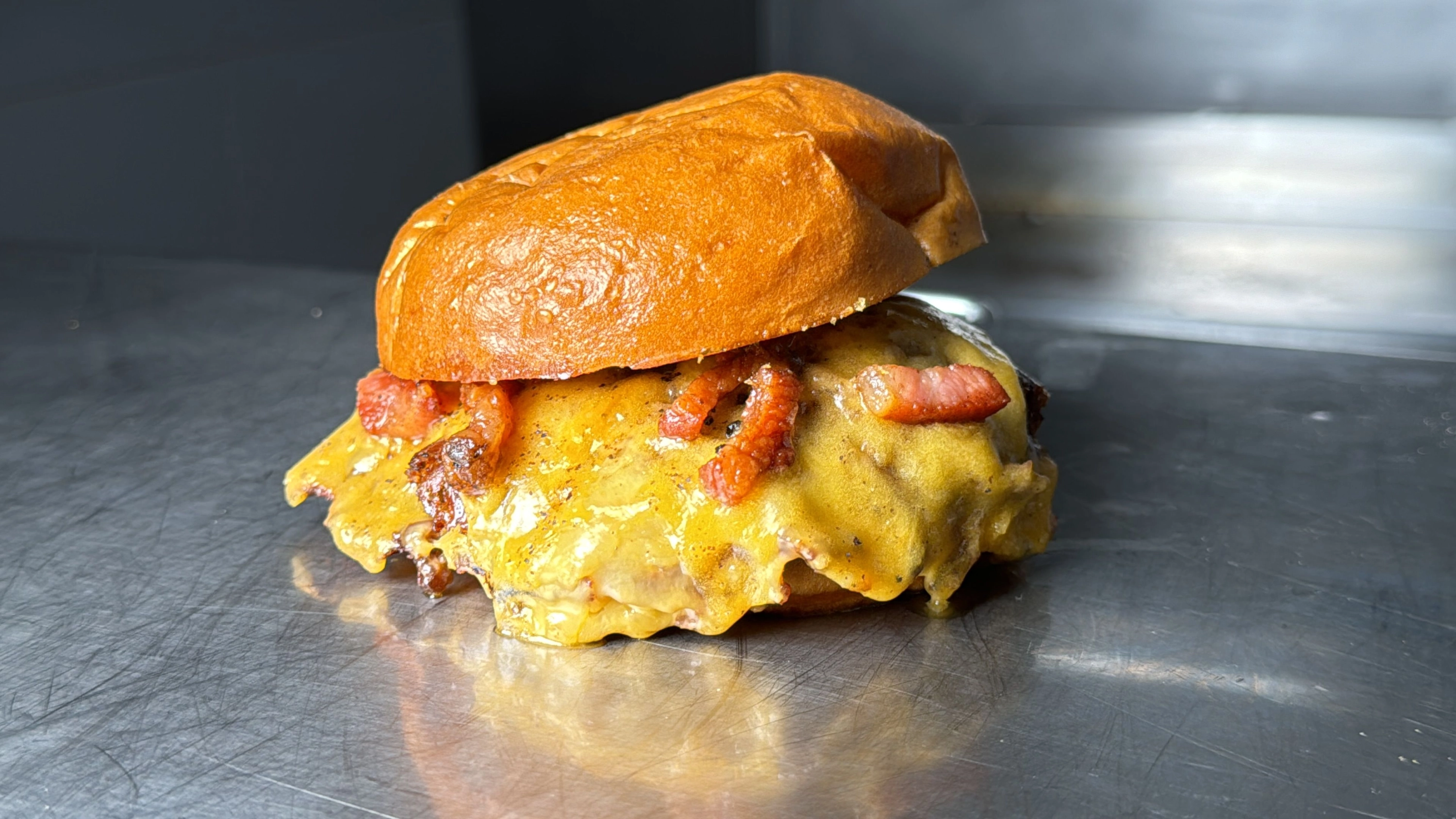 Smash burger de carbonara: dónde probar esta hamburguesa que lleva ...