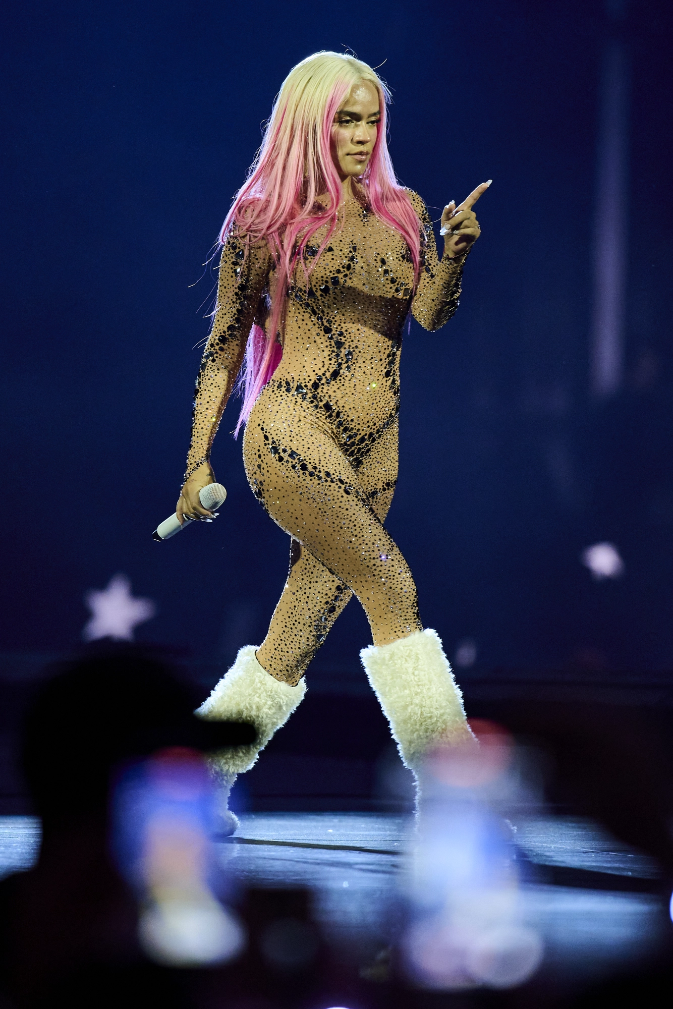 Karol G 'revienta' el Bernabéu con un show brillante y un mono efecto desnudo que enloqueció a ...