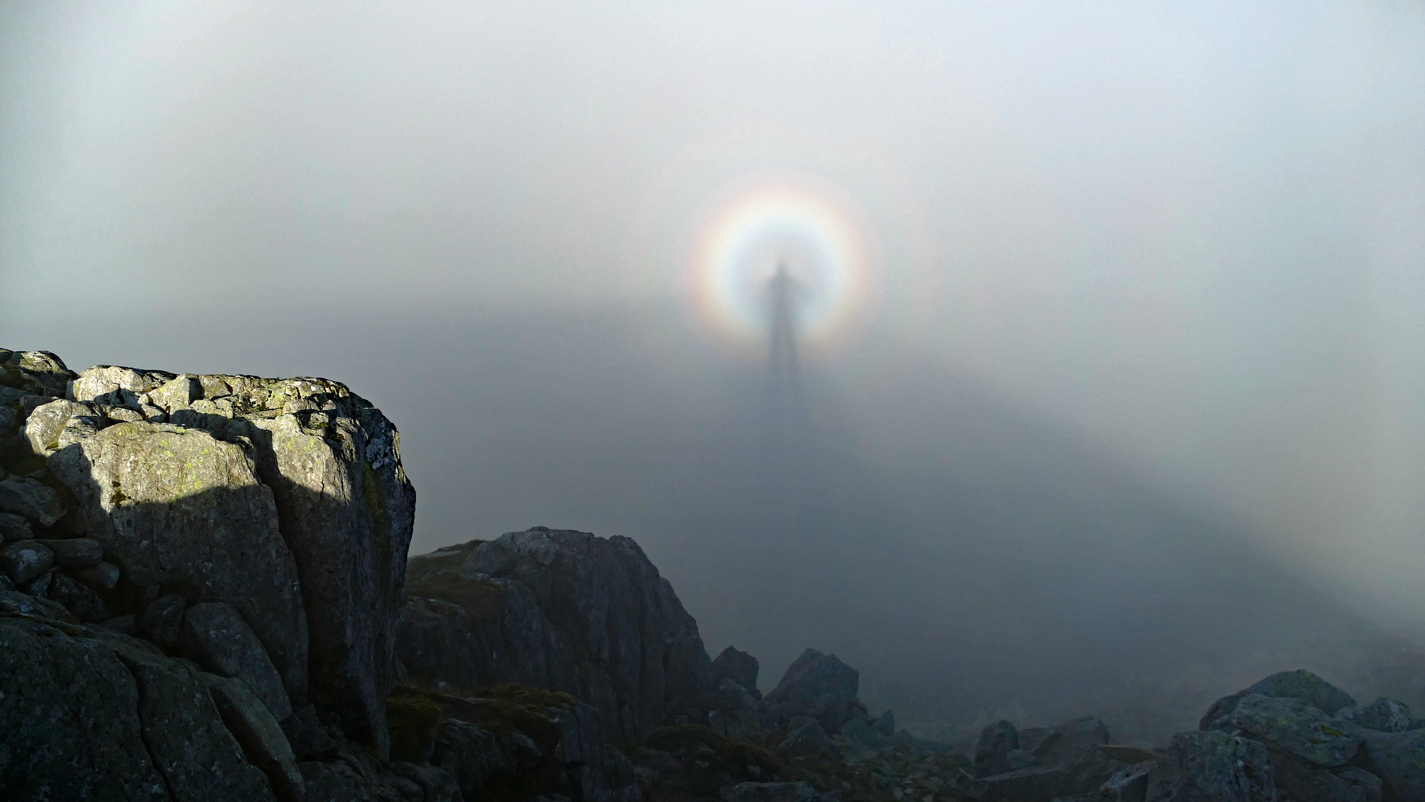 Así es el espectro de Brocken, un curioso fenómeno óptico que refleja las sombras