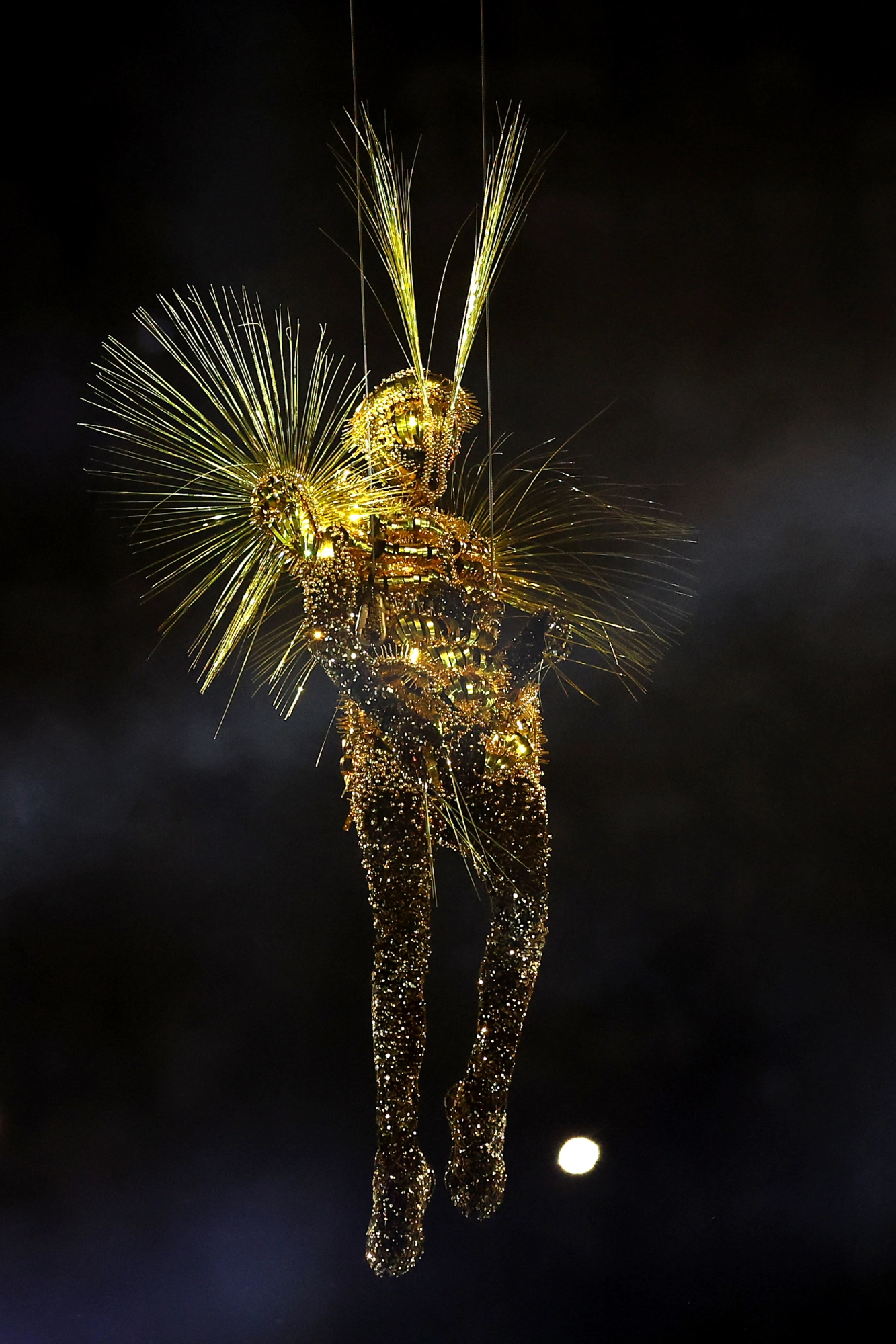 El inesperado significado del traje dorado en la ceremonia de clausura ...