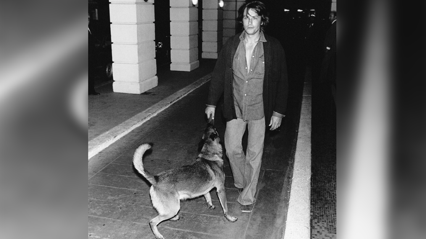 Alain Delon, el actor que amaba tanto a sus perros que ha pedido ser ...