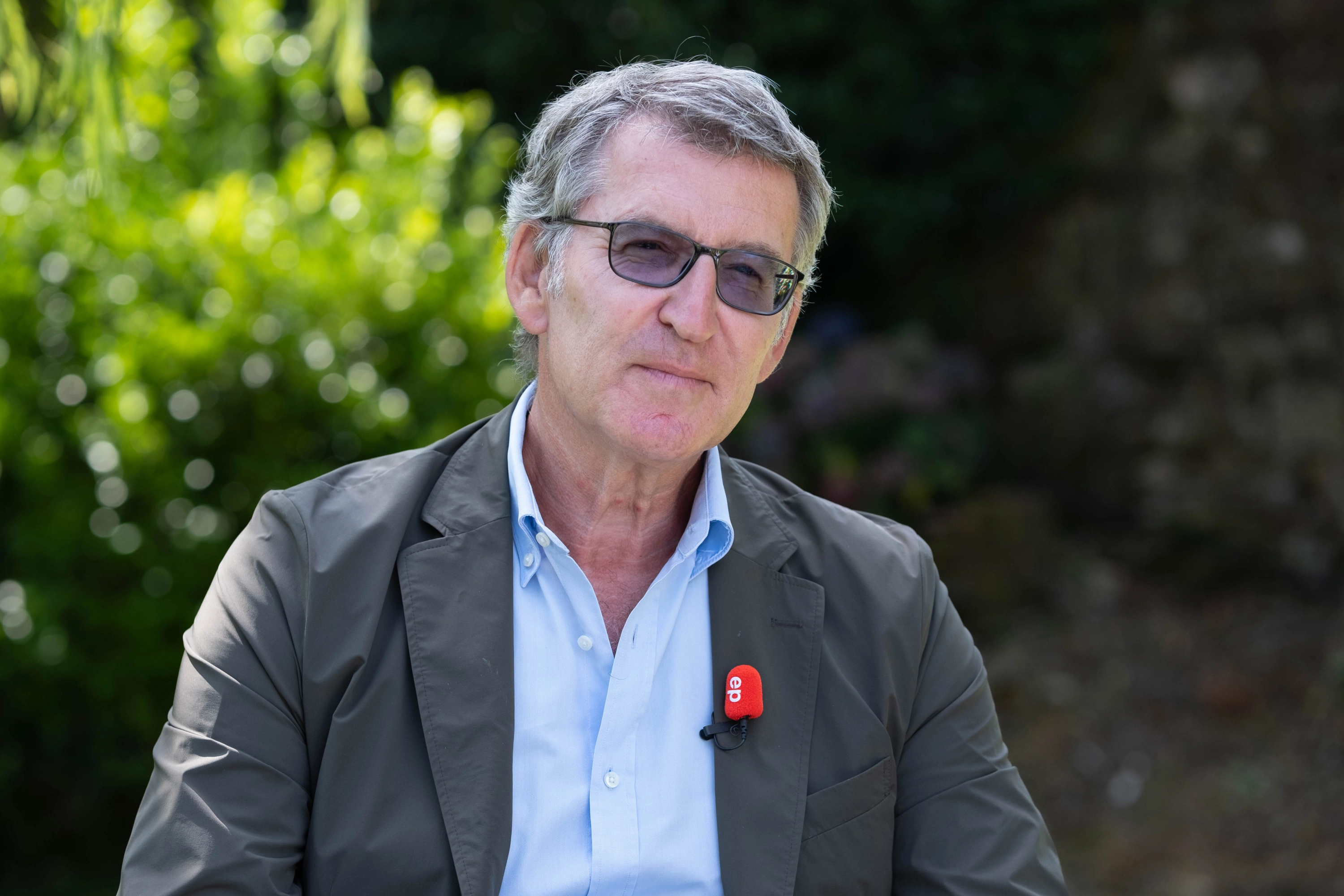 Feijóo reaparece con gafas tras su operación y pregunta a Sánchez si ...