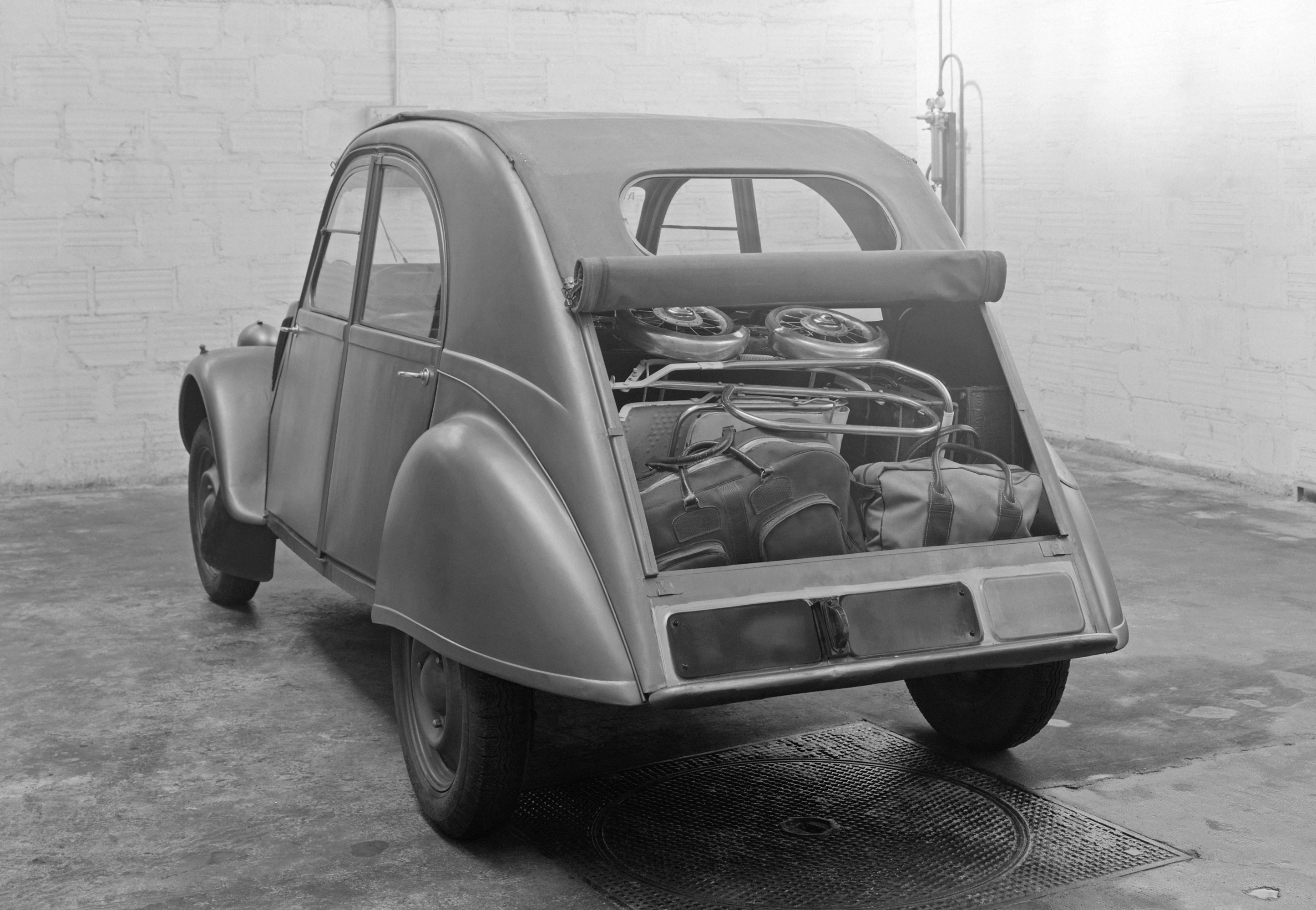 La historia del icónico Citroën 2 CV: un coche hecho para ir por el ...
