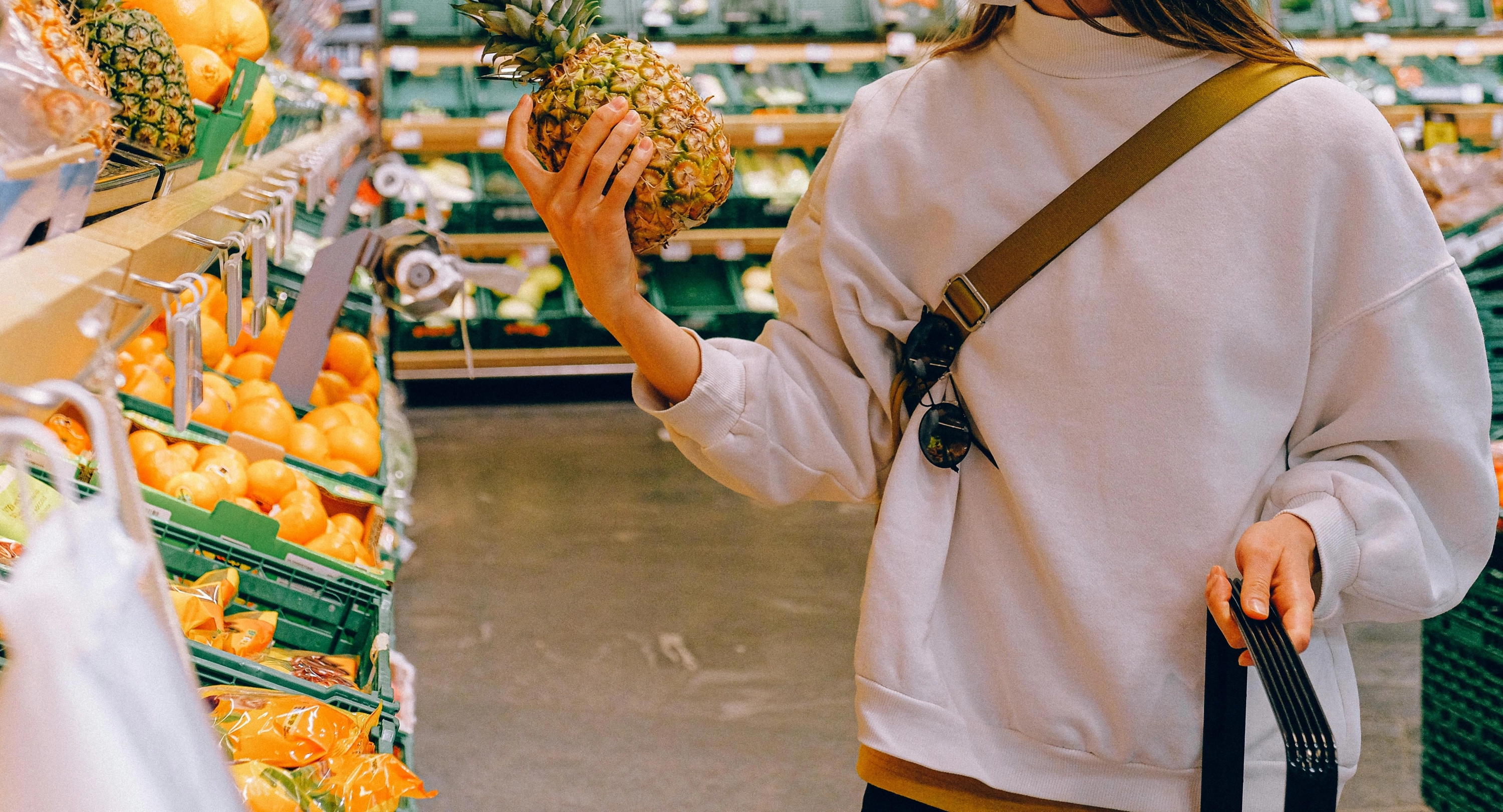 La BBC analiza el fenómeno 'piñagate' para ligar en Mercadona: "Ha provocado escenas caóticas"