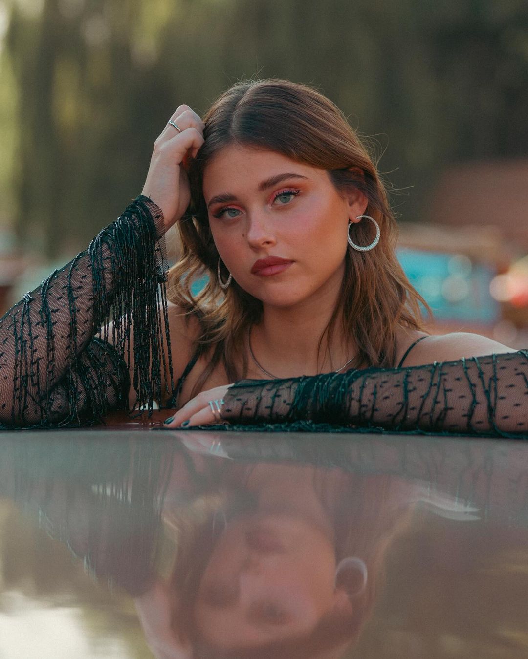 Nicole Wallace conquista Venecia con el vestido lencero (con guantes ...