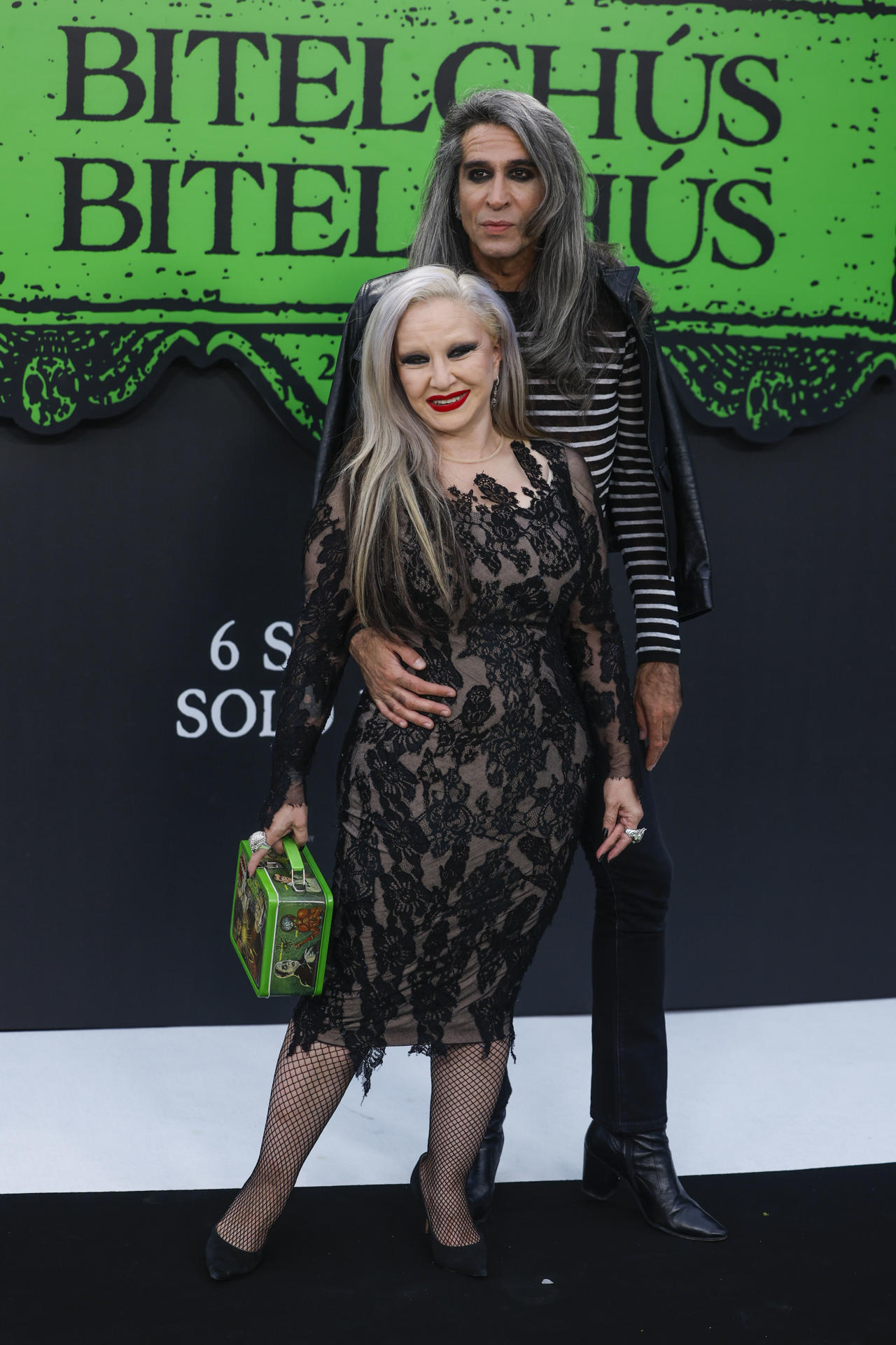 Alaska sorprende con un vestido de encaje y semitransparencias para el ...