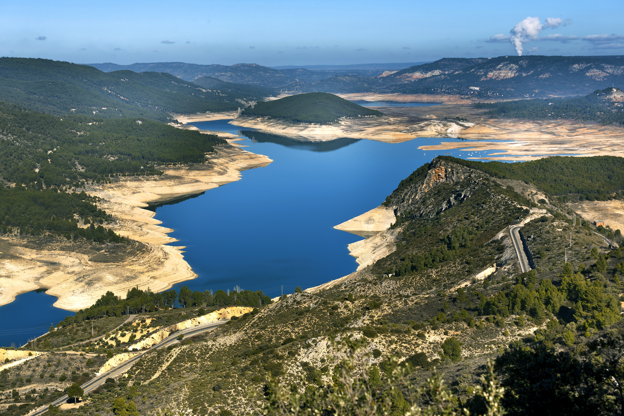 Los pantanos más bonitos de España: aguas azul turquesa y rodeados de ...