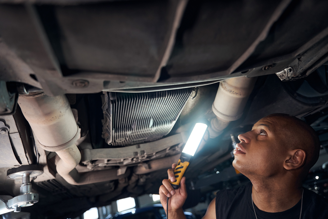 Cubre cárter de un coche, ¿qué es y cuáles son sus principales funciones?