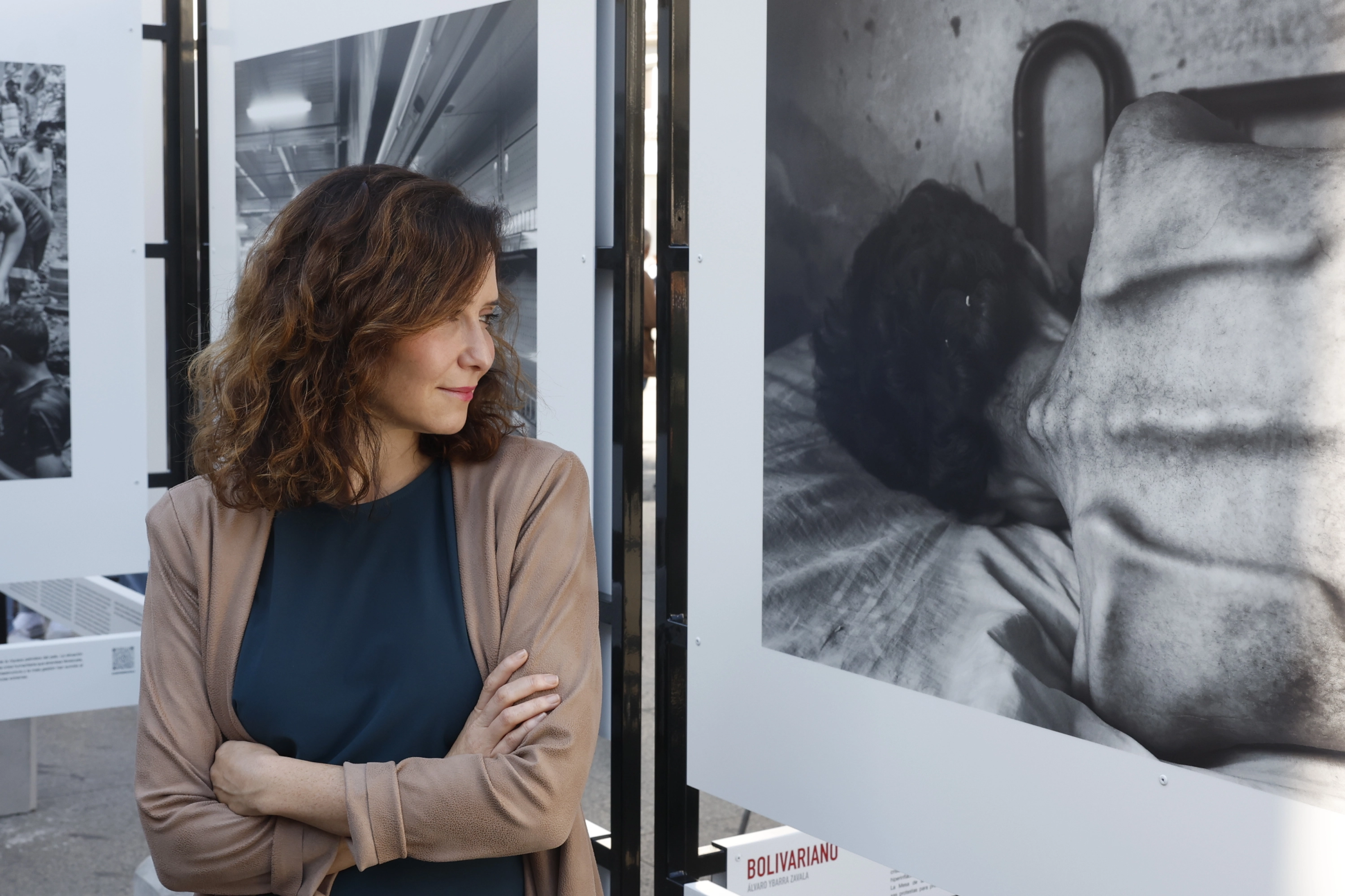 Isabel Díaz Ayuso vuelve a los años 80 estrenando un vestido de Zara ...