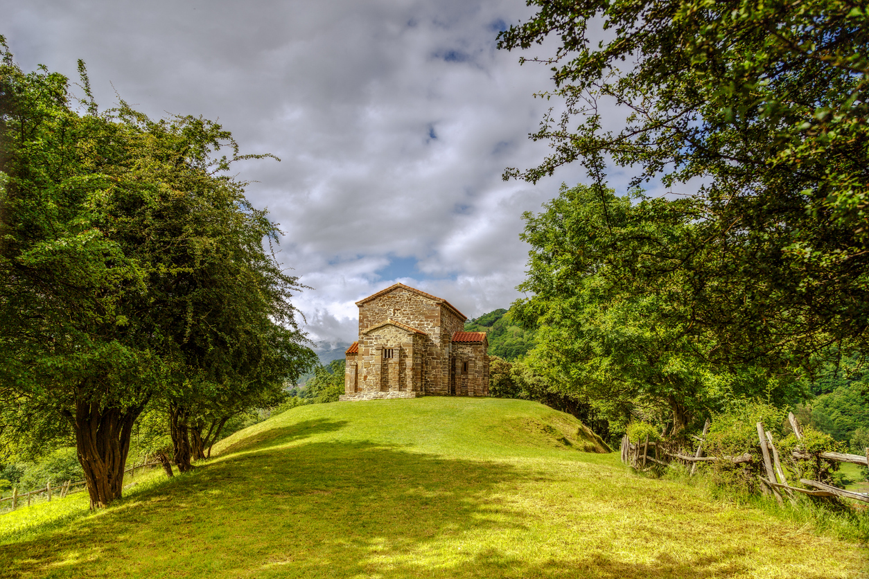 La iglesia prerrománica de Asturias situada sobre una colina que está declarada Patrimonio de la ...