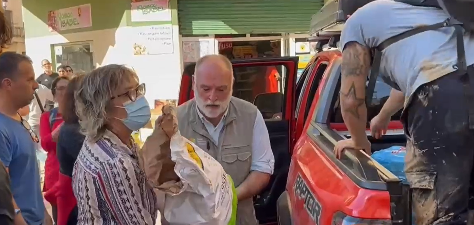 El chef José Andrés reparte raciones de comida en varias poblaciones ...