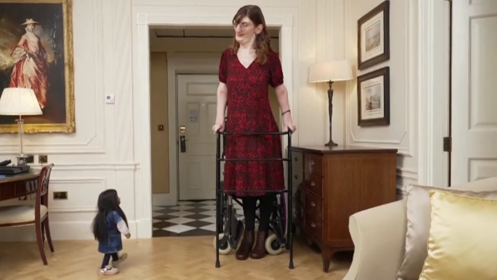La mujer más alta y la más baja del mundo se reúnen para celebrar el Día de los Récords Guinness ...