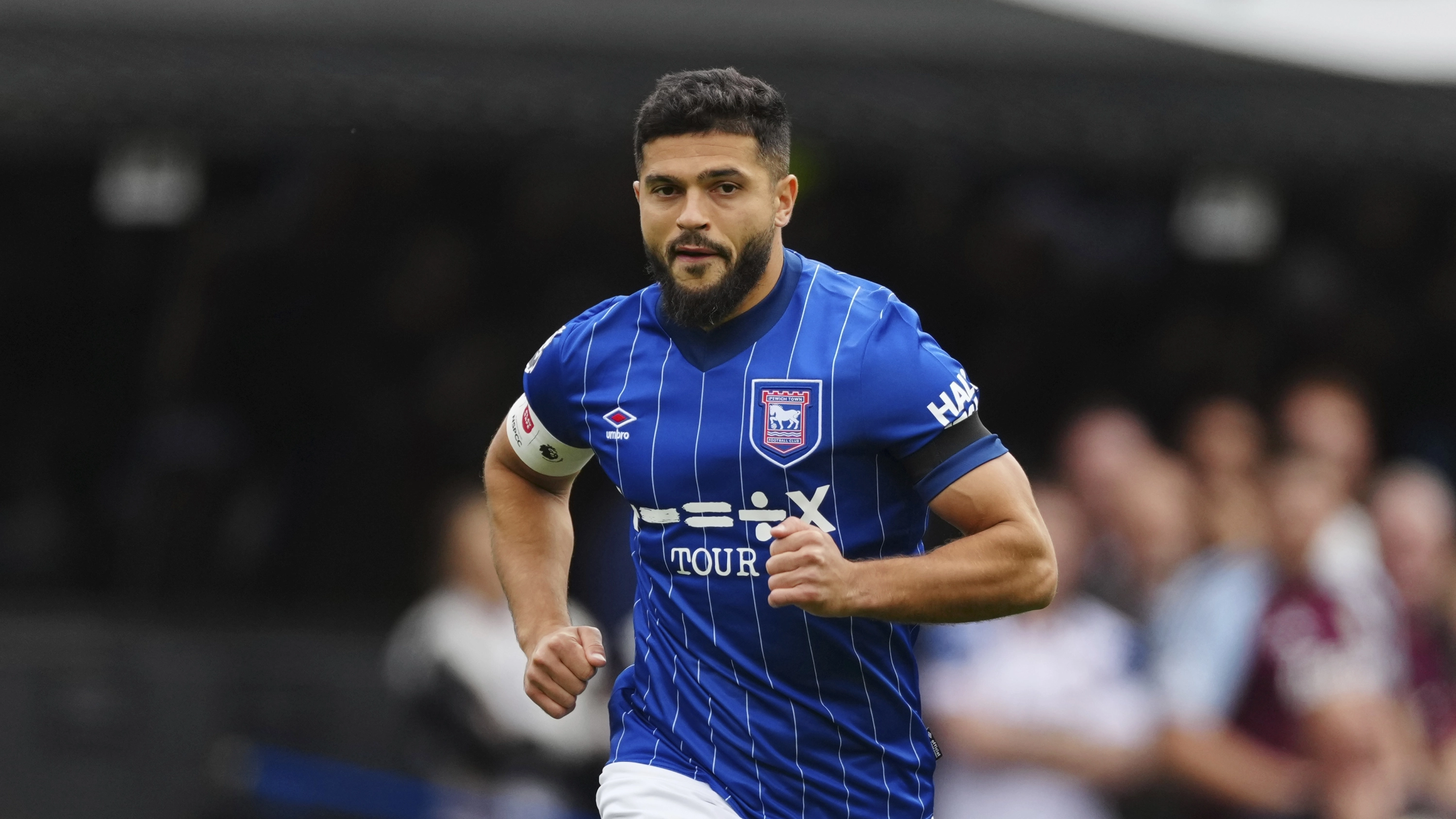 Polémica en la Premier: el capitán del Ipswich Town se niega a llevar ...