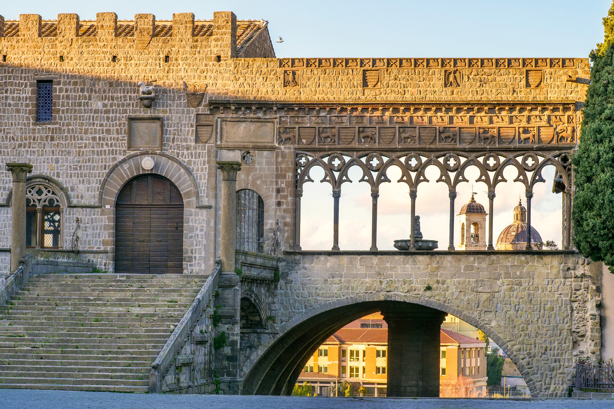 El pueblo medieval de Italia donde tuvo lugar el cónclave más largo de ...