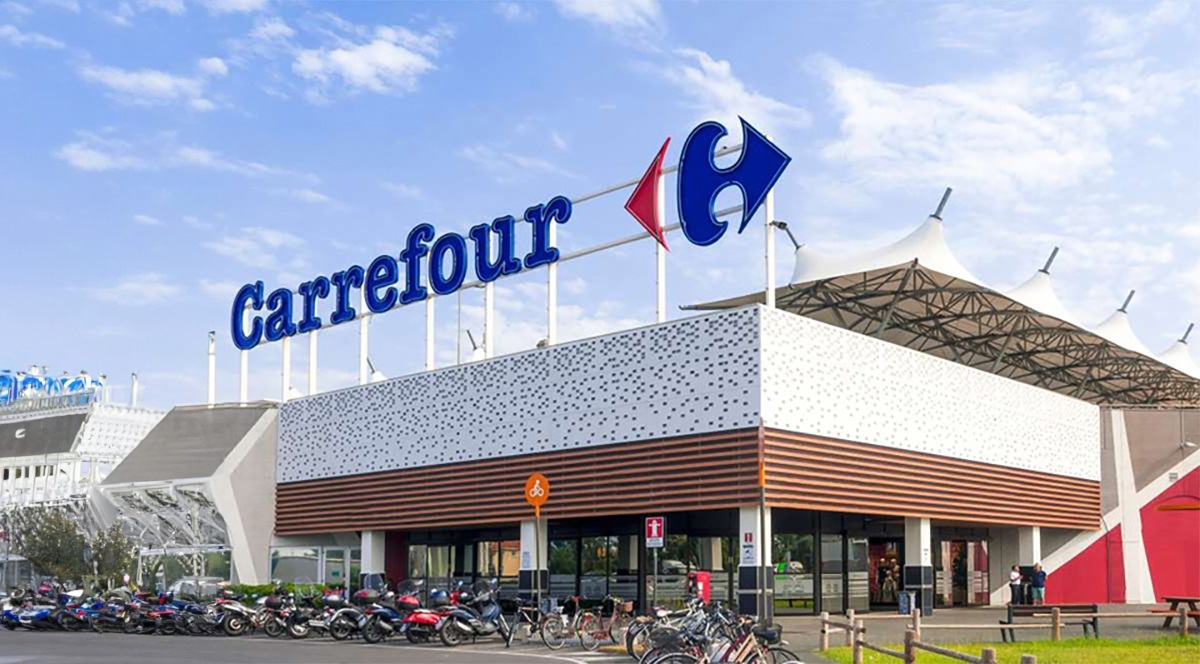 Unos viajeros comparan los precios de un Carrefour español con uno ...