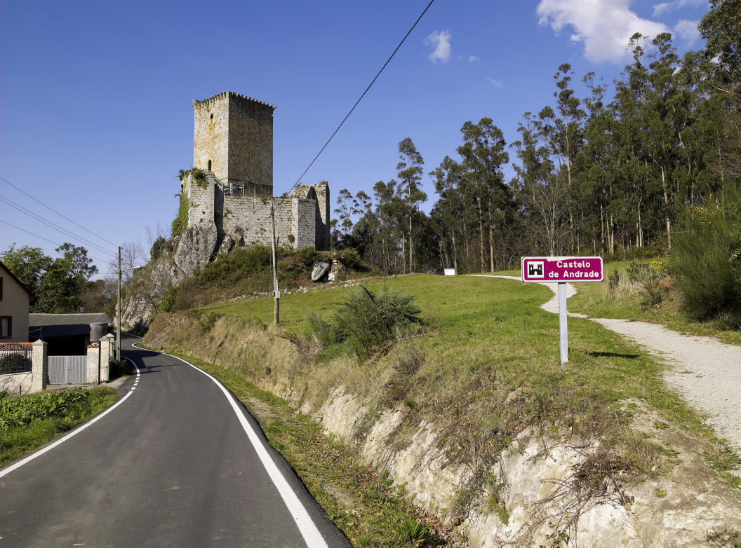 El castillo de Andrade, las ruinas de una fortaleza histórica con una ...