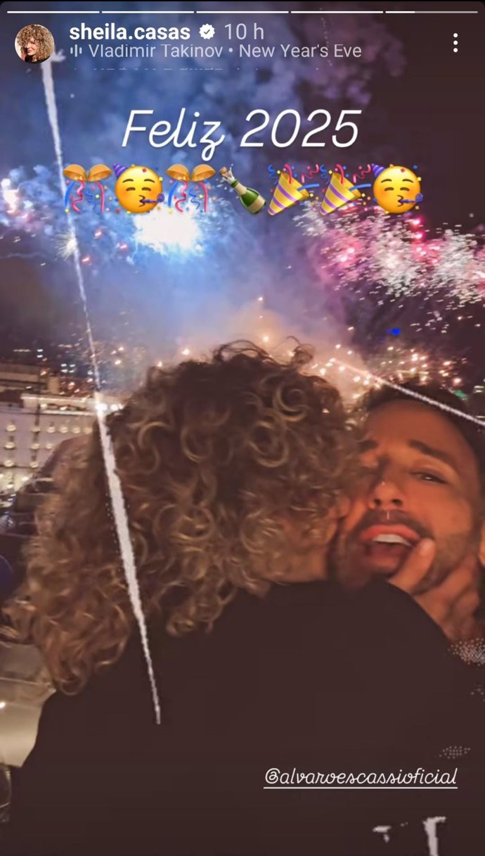 Escassi y Sheila Casas comienzan el año comiéndose a besos en público