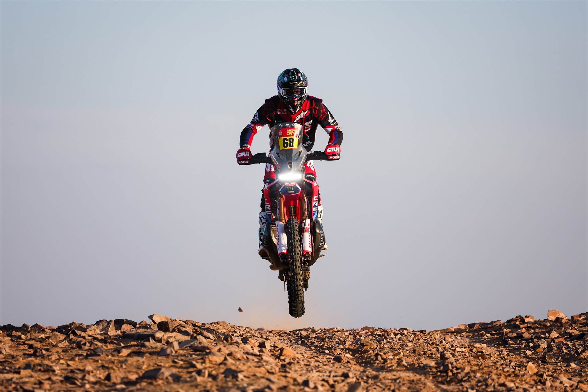 Tosha Schareina vuelve a quedarse sin victoria en la octava etapa del Dakar, pero se acerca al ...