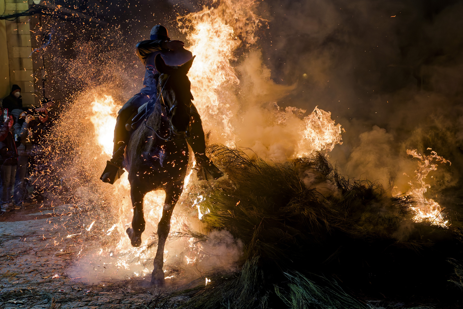 Foto: El humo de las 'luminarias' sumerge a San Bartolomé de Pinares en ...