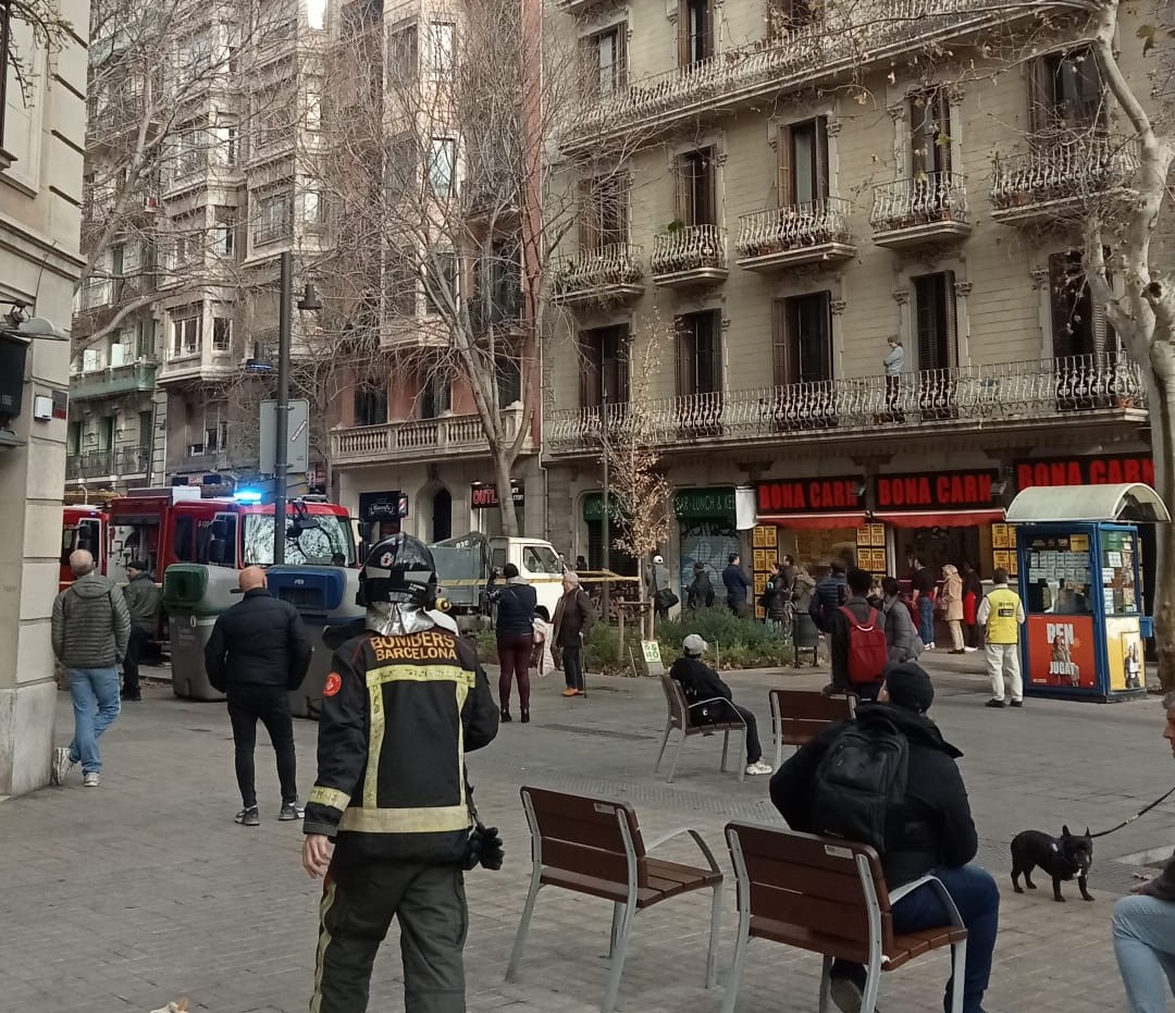 Un incendio en la calle Rocafort de Barcelona provoca una gran columna ...