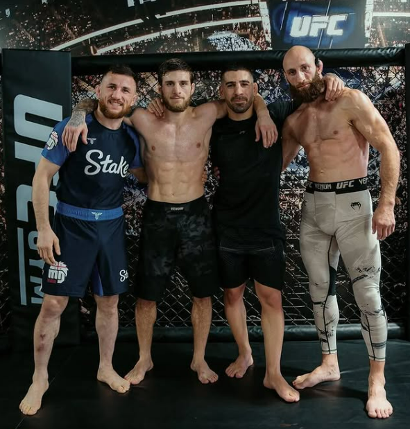 Aleksandre Topuria entrena entre campeones: su hermano Ilia y Merab ...