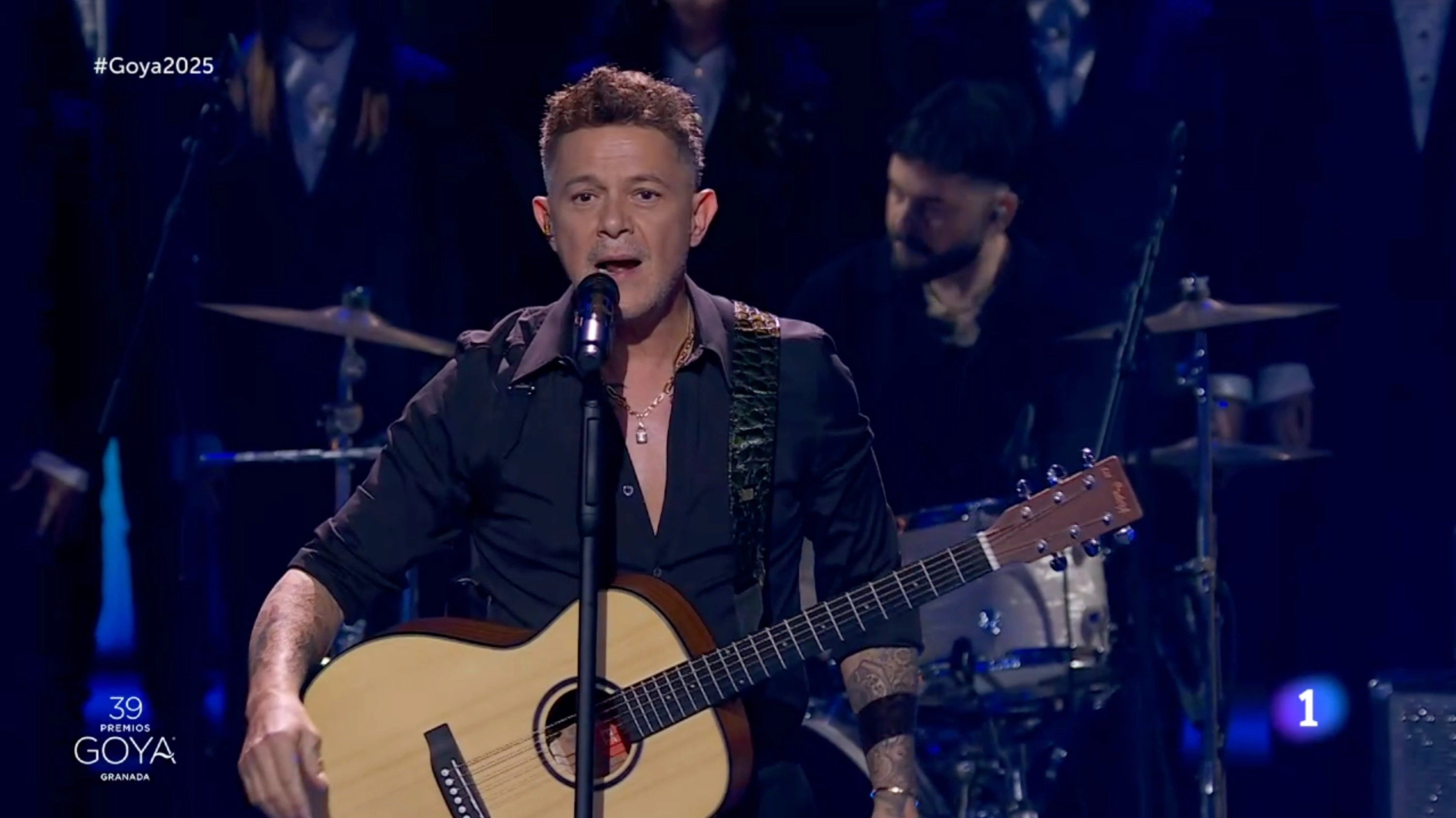 Alejandro Sanz interpreta el himno 'Abre la puerta' en los Premios Goya ...