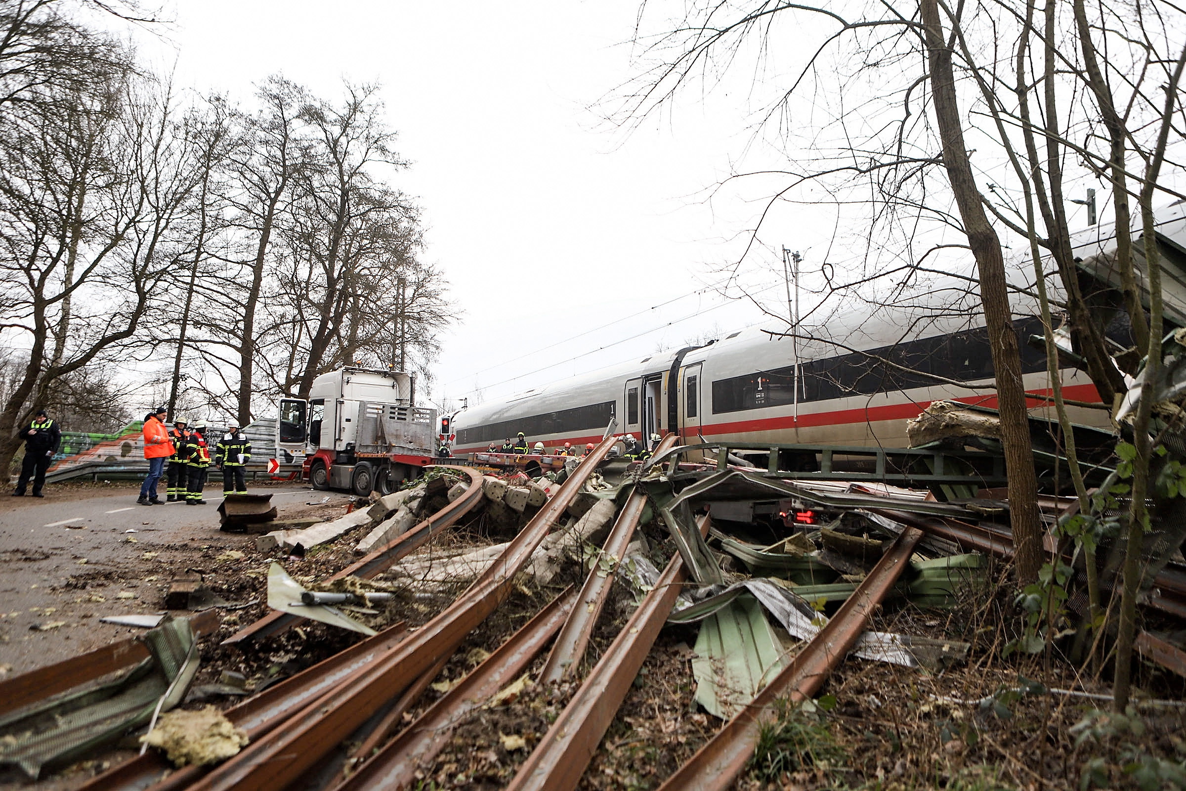 Al menos un muerto y 25 heridos en un accidente de tren en el norte de ...
