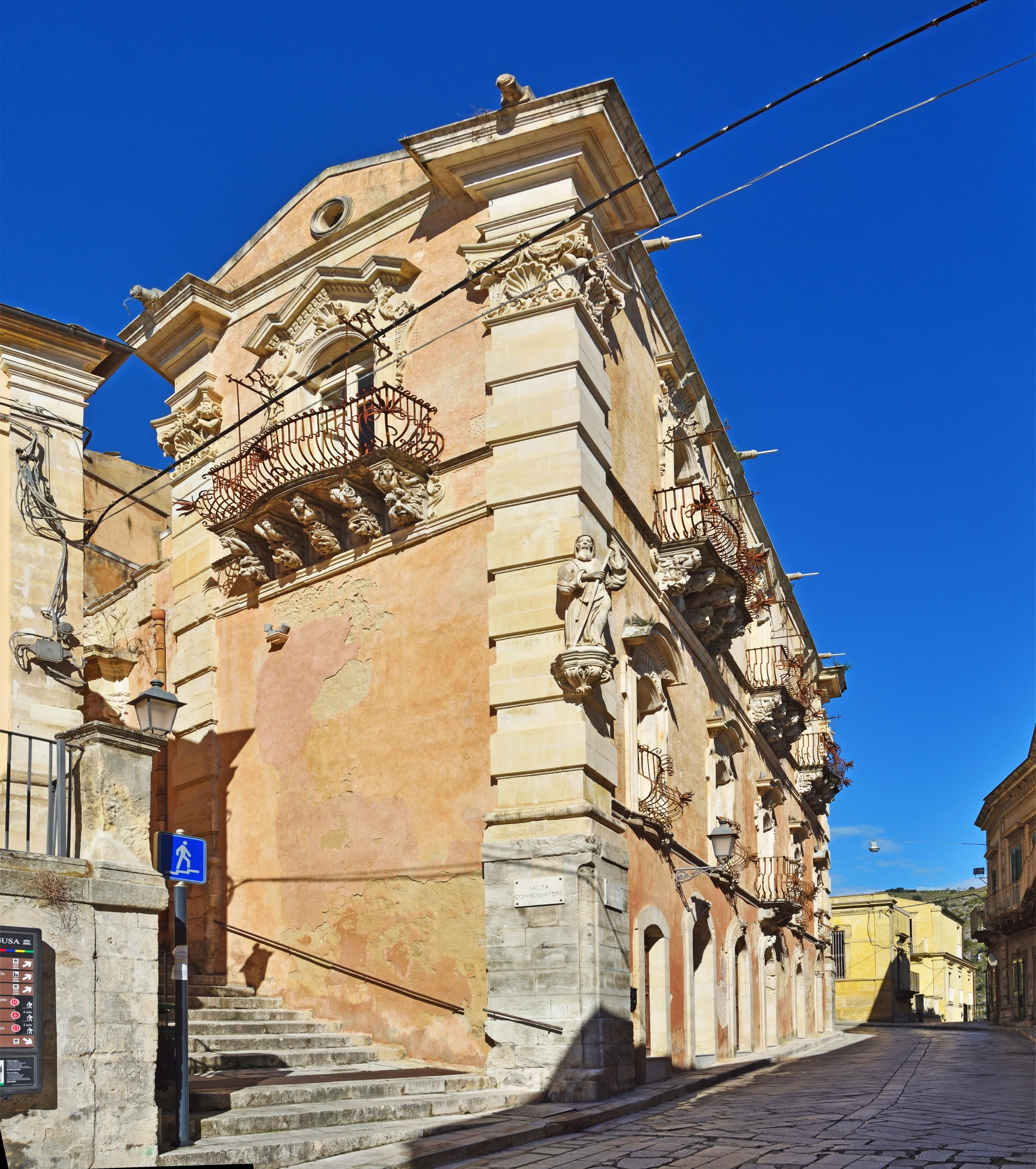 La perla barroca de Sicilia que se alza sobre una colina y tiene un ...