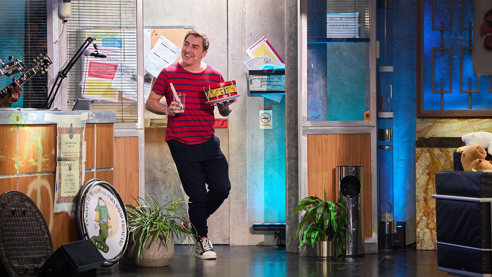 El repostero Jordi Roca le da un mini bombo comestible a David Broncano ...