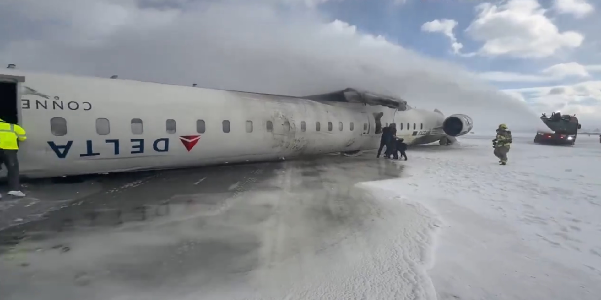 Delta ofrece 30.000 dólares a los pasajeros del avión de Canadá que ...