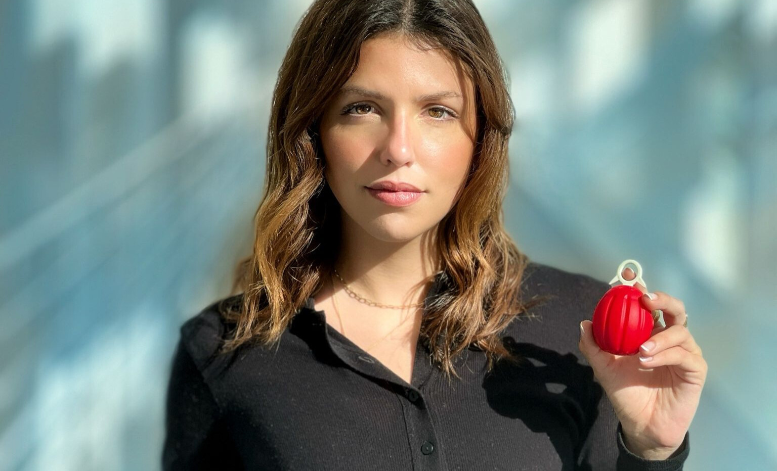 Una granada de mano pacífica 'made in' Badalona: el dispositivo contra el acoso callejero