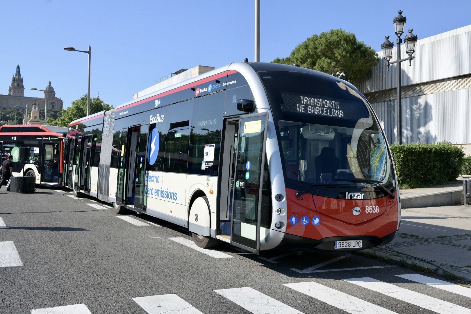 TMB sumará 19 autobuses eléctricos articulados en 2026 y superará el 25 ...