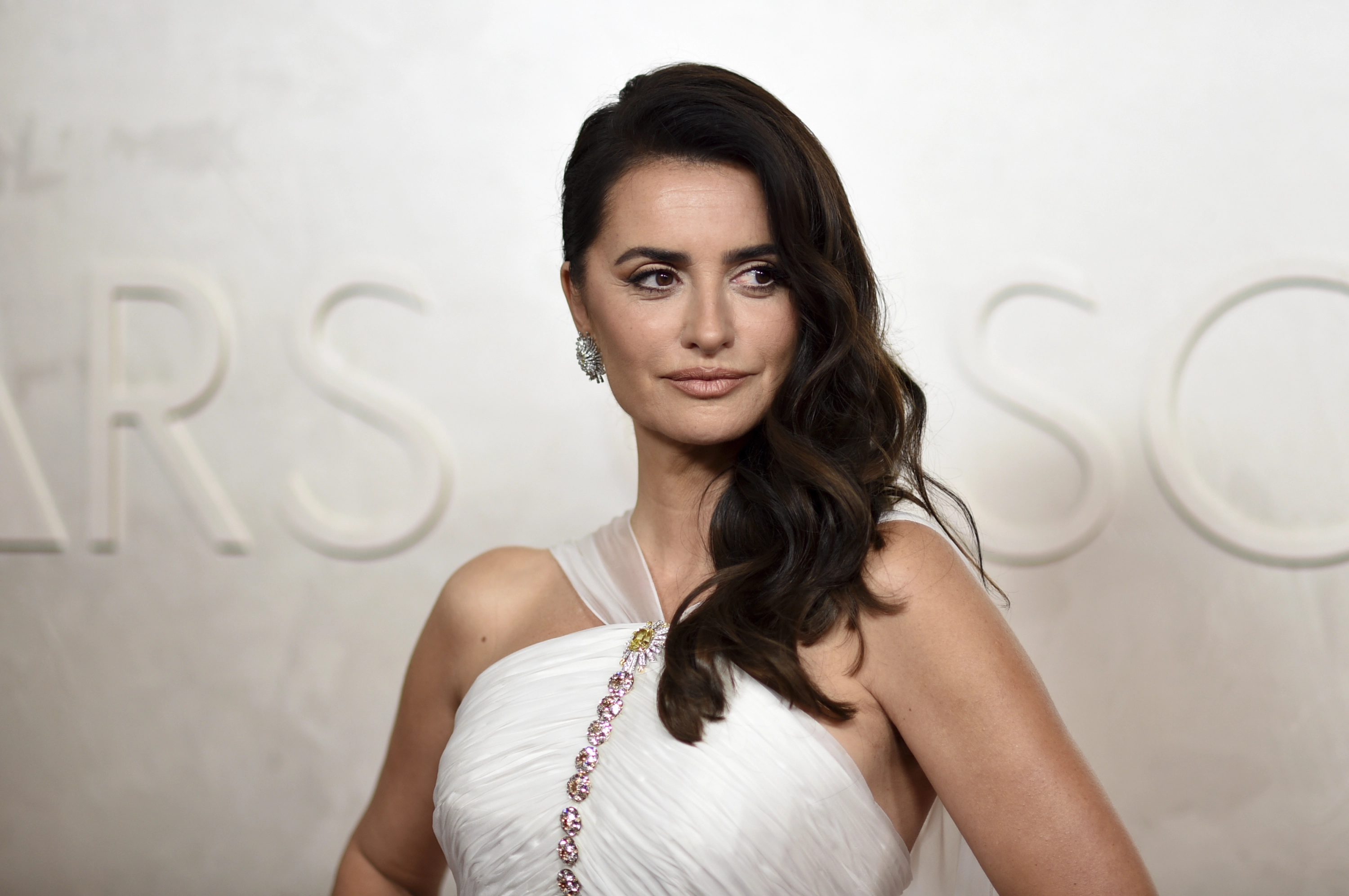 Scarlett Johansson se viste de diva de Hollywood para la alfombra roja de los Premios Oscar 2025