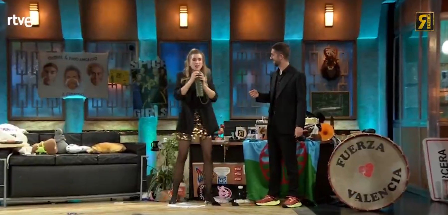 El extraño regalo que Broncano le hace a Eva Soriano en 'La Revuelta ...