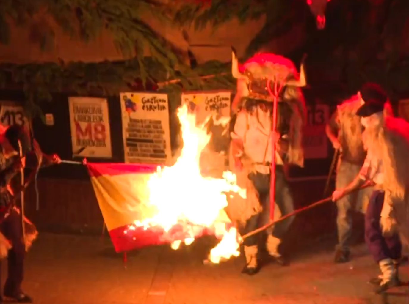Los momotxorros queman una bandera de España en la celebración del ...