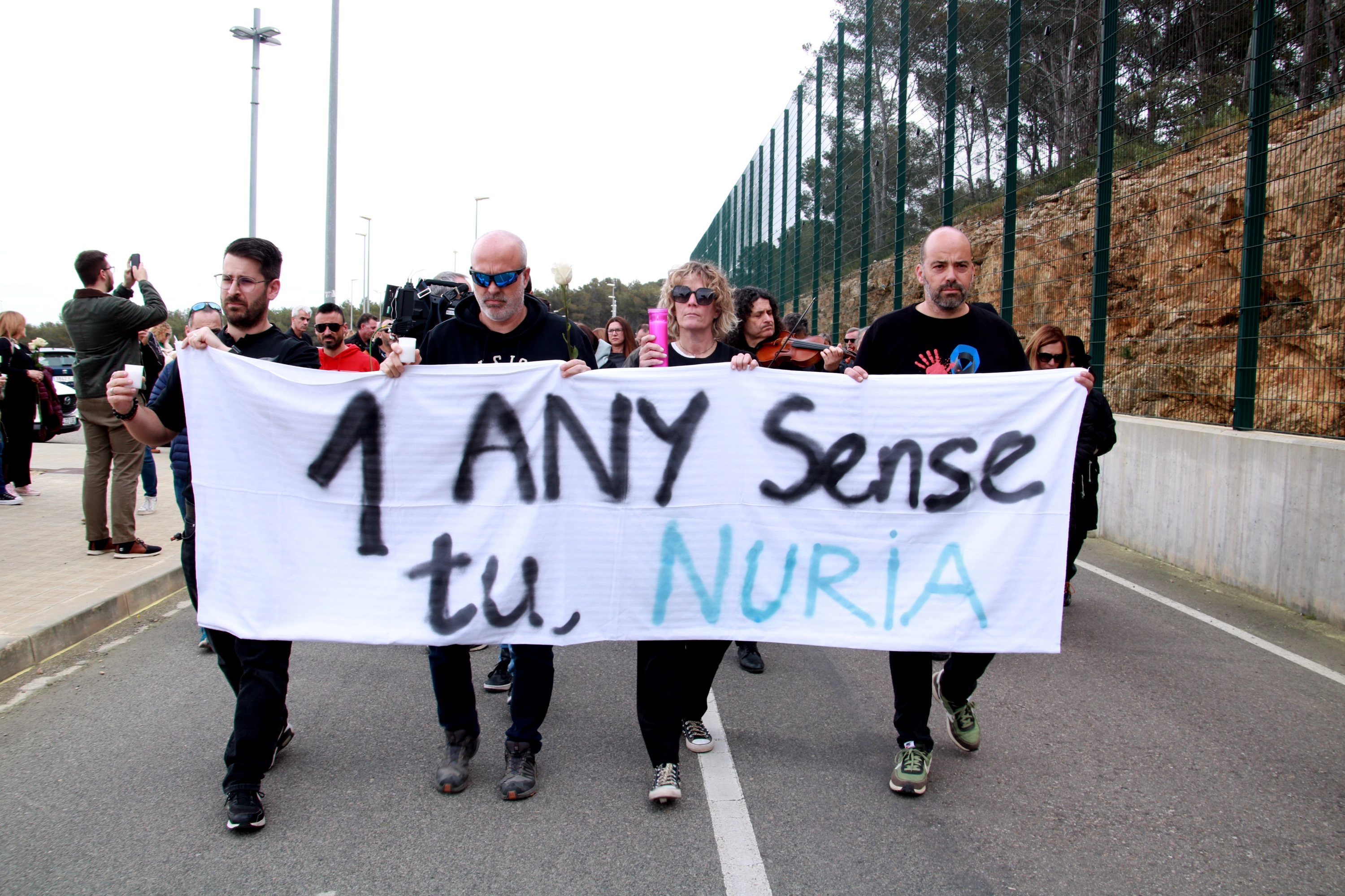 Una marcha lenta, rosas y velas: trabajadores y familiares homenajean a ...