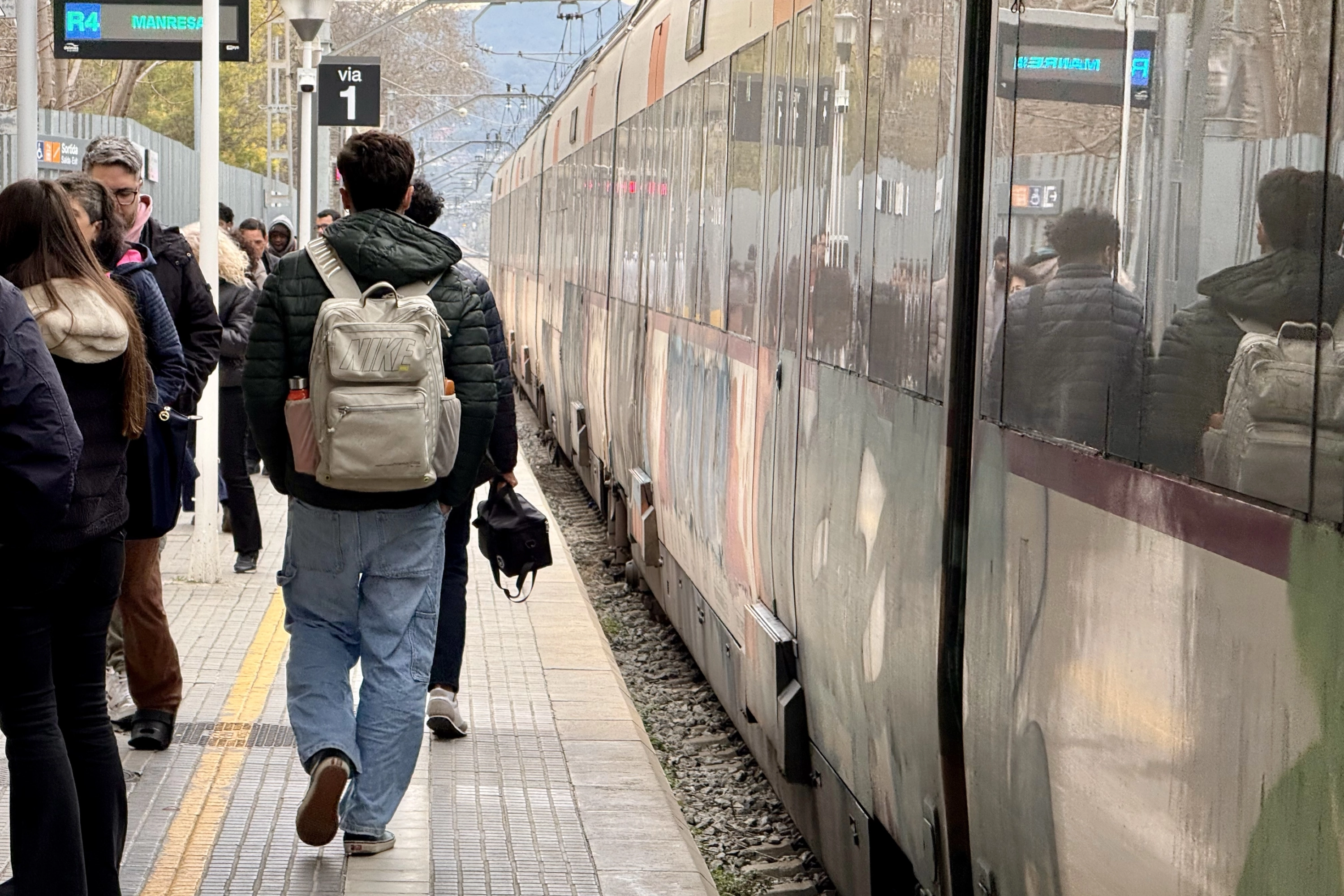 Rodalies vuelve a fallar: una incidencia en la R1 obliga a los usuarios a cambiar de tren y dos ...